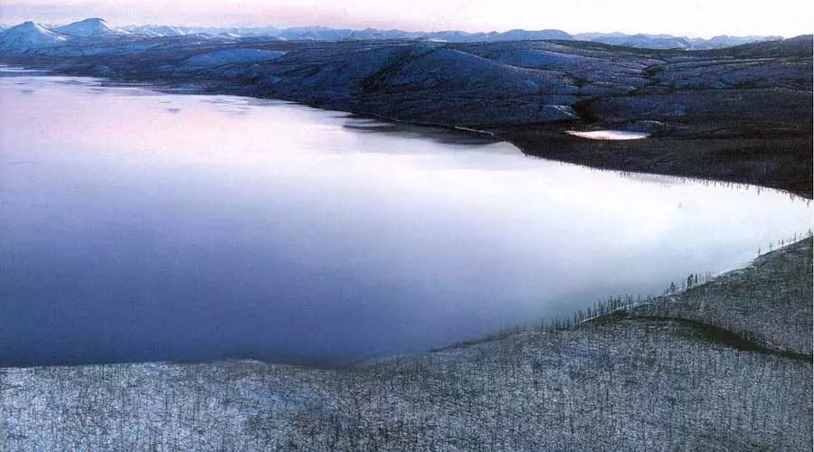 Jezero Labynkyr Oymyakonsky District Prema legendi, u jezeru Labynkyr krije se divovska zvijer, koja je počela loviti ljude od sredine prošlog stoljeća. Glasine govore o nekoliko desetaka nestalih na ovom području, ali ne postoji način da se to potvrdi ili porekne - mjesto je previše udaljeno.