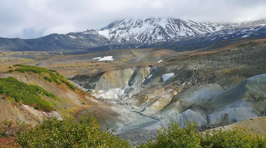 Saikinosy Death Valley Kamchatka Peninsula Tsy lavitra ny Lohasahan'i Geysers malaza dia misy lohasaha iray hafa maizina kokoa. Nomena anaram-bosotra hoe ny Lohasahan'ny Fahafatesana ny mponina any an-toerana: porofo manamarina ny fanjavonan'ny olona sy ny biby fiompy ao amin'ity faritra ity no voarakitra an-tsoratra. Mino ny mpahay siansa fa noho ny fametrahana entona any ambanin'ny tany io, izay matetika tampoka ny famoahana azy.