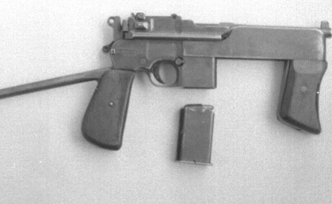 Modernidad Muchos países intentaron rehacer la legendaria pistola a su manera. China, España, Taiwán y Japón fabricaron sus propias versiones, no muy buenas, del Mauser. La construcción del siglo pasado vivió durante mucho tiempo. Hacia mediados de la década de 1970, el armero brasileño Genar Arroyo llevó a cabo una profunda modernización del modelo de 1932: sus modificaciones presentaban el arma con un cargador de caja extraíble, un regulador de modo de disparo y una empuñadura frontal. Durante algún tiempo, una pistola con la etiqueta PASAM sirvió regularmente en la policía brasileña.