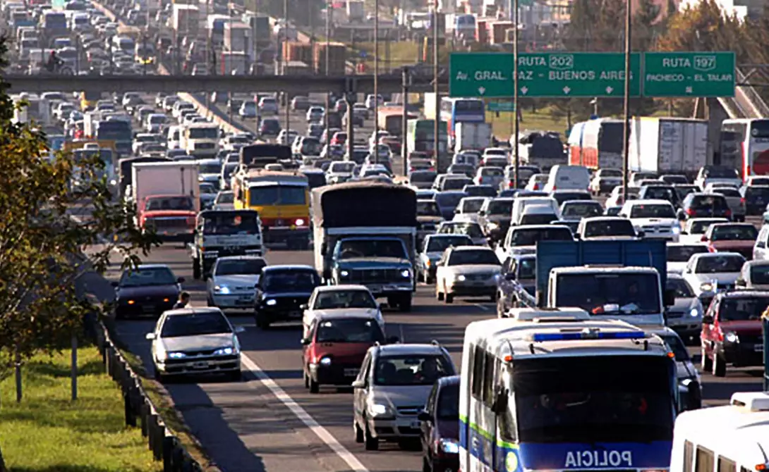 Buenos Aires Ajantin # 10 Buenos Aires pouvwa gen destinasyon an fè makèt pi byen nan mond lan kòm lari li yo literalman ki inonde ak boutik mòd. Sepandan, menm vil sa a gen pi gwo pwoblèm trafik nan tout peyi a. Aksidan rive isit la tout tan tout tan an, tankou chofè lokal yo souvan tou senpleman inyore règleman yo nan wout la.