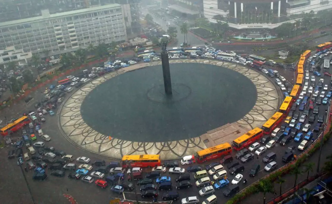 Jakarta Indonesia 1st Place Jakarta telah memenangi anugerah Bandar Teribuk di Dunia untuk tahun kedua berturut-turut. Tiga puluh (!) Jutaan orang menderita di bawah tekanan kereta mereka sendiri setiap hari. Situasi ini dirumitkan oleh infrastruktur jalan yang tidak lengkap, kerana kesesakan lalu lintas dikumpulkan di tempat paling penting di bandar.