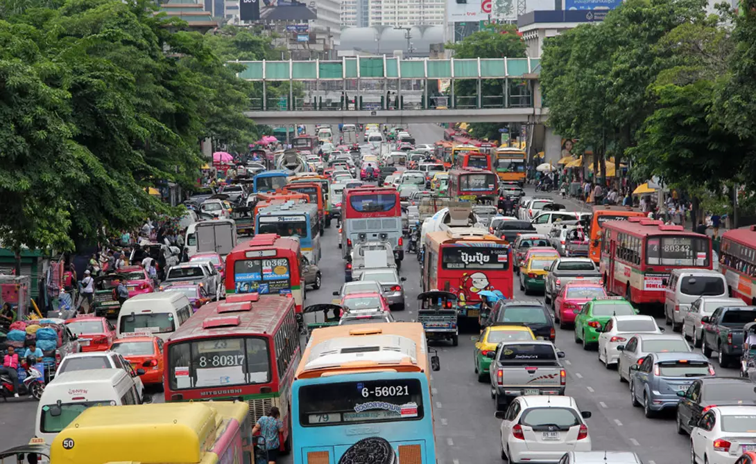 Bangkok Thailand Tempat Ke-8 di jalan-jalan di Bangkok adalah permainan berterusan dengan kematian. Banyaknya skuter lincah dapat memalukan walaupun pemandu yang berpengalaman, tetapi bagi pemula tidak ada gunanya campur tangan di sini sama sekali. Keadaan hanya rumit oleh iklim tropika: asfalt mencair dari panas.