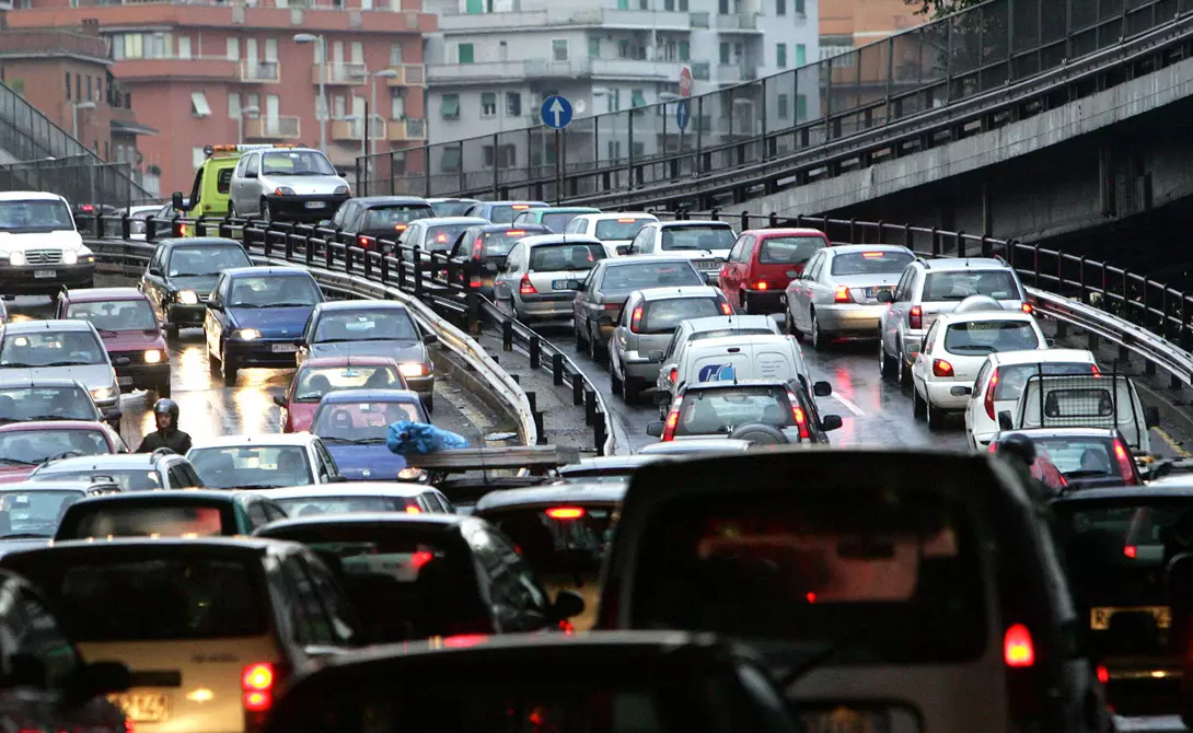 Roma Itália 7º lugar A cidade sagrada é inundada de turistas em qualquer época do ano. Não subestime o número de peregrinos que se reúnem aqui para se curvar ao Papa. De acordo com um relatório de 2015, Roma se tornou uma das cidades mais perigosas do mundo em acidentes de trânsito. A principal fonte de problemas continua sendo os motociclistas, que são muitos.