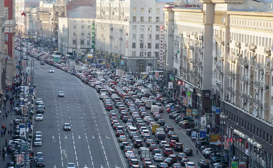 Moscow Rusia di tempat ke-6 Moscow dengan betul menduduki tempat keenam yang membanggakan dalam senarai kami. Trafik di sini sangat mengerikan sehingga penduduk terpaksa menghabiskan lebih dari satu jam untuk berulang alik ke tempat kerja. Keadaannya rumit pada musim sejuk: trek yang diliputi salji bukanlah tempat terbaik untuk perlumbaan berkelajuan tinggi.