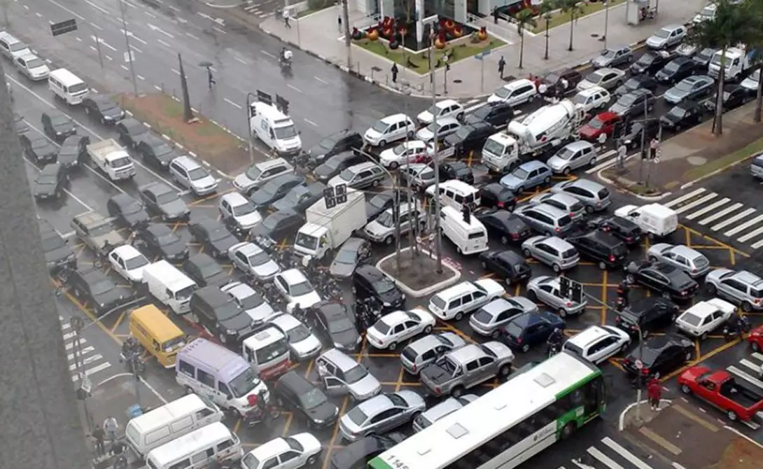 São Petersburgo, Rússia 5º lugar A cidade mais bonita do nosso país também tem problemas de estrada flagrantes. O trânsito em São Petersburgo é bastante comparável ao de Moscou, enquanto no inverno a situação é ainda pior - devido às temperaturas mais baixas, as estradas da cidade ficam constantemente cobertas de gelo.