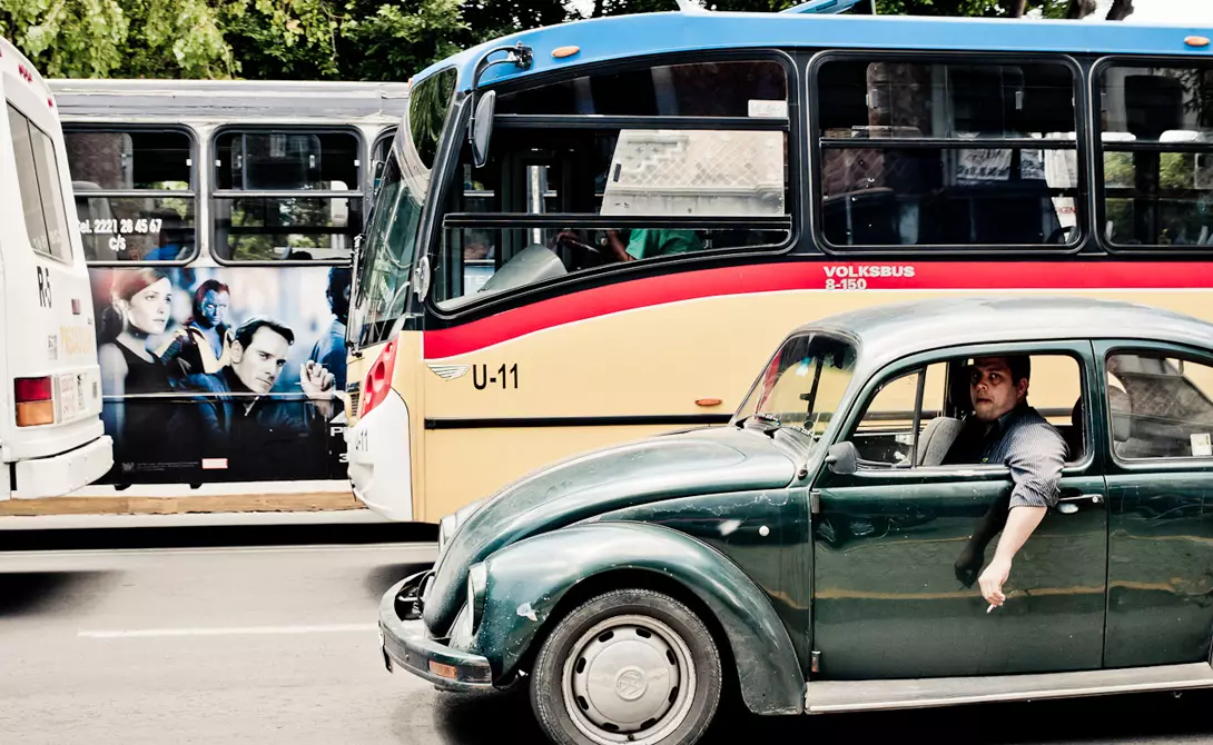 Mexico City Mexico ke-3 dengan 20 juta penduduk dan 7 juta kenderaan: lalu lintas telah menjadi bahagian tidak terpisahkan dari Mexico City. Jumlah kereta peribadi yang meningkat setiap tahun mengancam, akan segera, melumpuhkan bandar sepenuhnya. Keadaan tidak diselamatkan bahkan oleh kereta bawah tanah - yang kedua terbesar di dunia, selepas kereta bawah tanah New York.