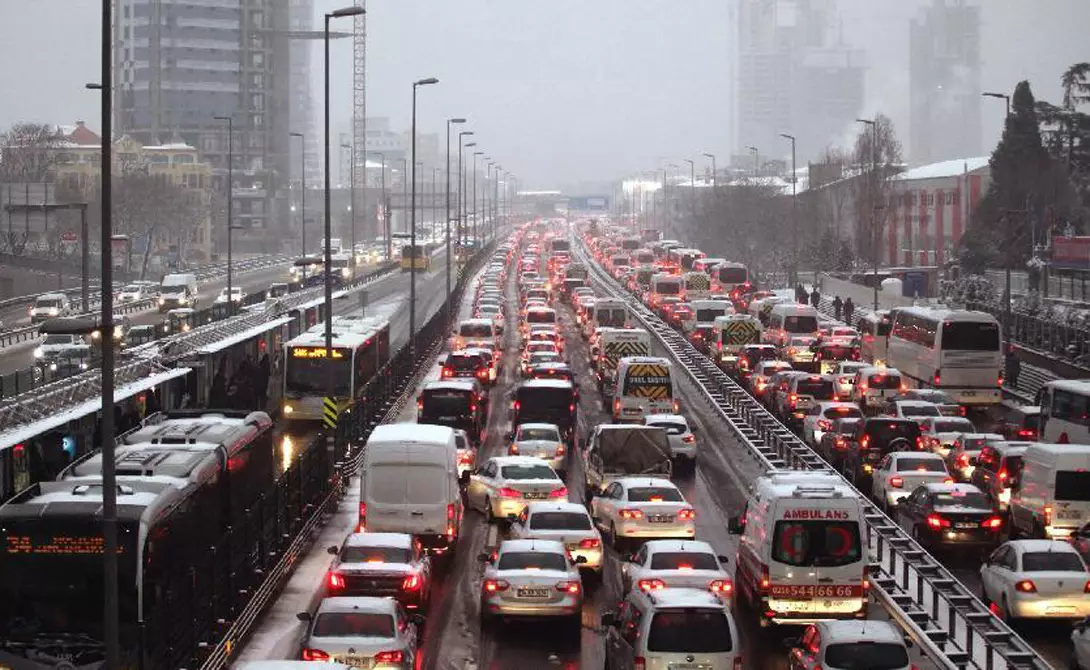 Stambul Türkiýe 2-nji ýer roadsollardaky kynçylyklaryň köpüsine ýerli sürüjileriň gylyk-häsiýeti sebäp bolýar. Hususy ulaglaryň köpüsine-de üns berilmez: öz awtoulagyňyzy almak bu ýerde gowy görnüşiň alamaty hasaplanýar. Gepiň gysgasy, iş wagtynda öýden gaýdyp gelmek nähili kyn!