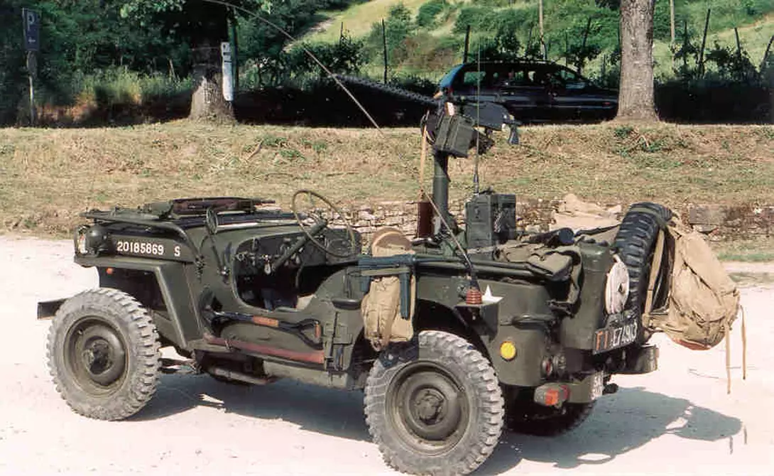 Willys MB USA 在您之前 - 后来被称为吉普车。 Willys-Overland Motors 的设计师们的开发非常成功，以至于该车开始供应给所有盟军。该车在红军中特别受欢迎，收到了多达52,000辆“威利斯”。在这种车型的基础上，早在战后时期，就造就了许多现代SUV的“曾祖父”。