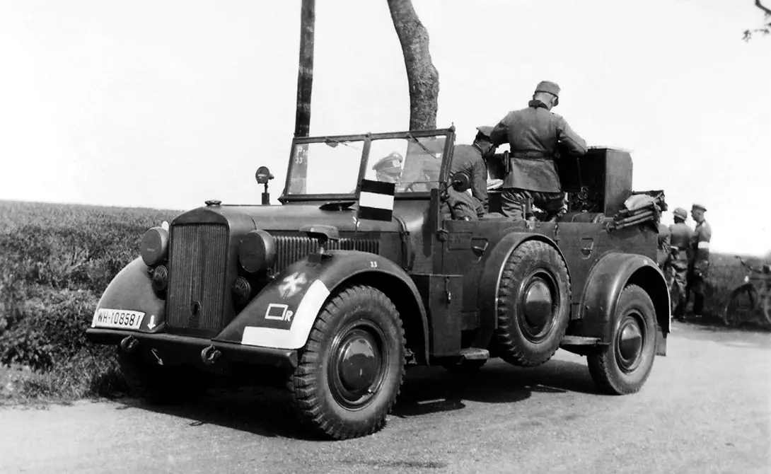 Horch 901 type 40 Germany 又一款在战场上大受欢迎的德国SUV。 “Horch”的特点是最高速度高（汽车可以加速到 90 公里/小时）和增加的动力储备：两个油箱可提供多达 400 公里的行驶里程。然而，它也有它自己的、非常显着的缺点——Horch 901 非常“温和”并且经常需要认真的维护。