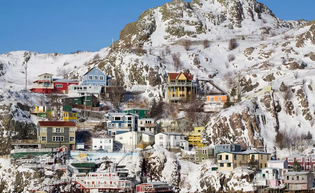 St. John's Newfoundland sareng Labrador, Kanada St. John, ibukota sareng kota panggedéna di propinsi Newfoundland sareng Labrador, nyenangkeun warga lokal kalayan hujan beku sareng badai salju anu teras-terasan dugi ka akhir April. Sering henteu ngan ukur tiis di dieu, tapi ogé surem.