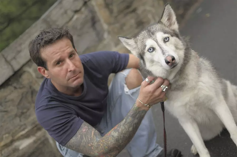 Le chien et le rusé Sentant que vous ne tenez pas la laisse fermement, et généralement debout, dévorant cette délicieuse blonde des yeux, le chien espiègle par ennui peut vous fuir. La pire chose à laquelle vous puissiez penser est de courir tête baissée après lui. Premièrement, il court plus vite que vous. Deuxièmement, en courant simplement dans l'autre sens, vous obtiendrez de bien meilleurs résultats. Voyant votre fuite, le garçon manqué à quatre pattes se précipitera après lui pour vous rattraper.