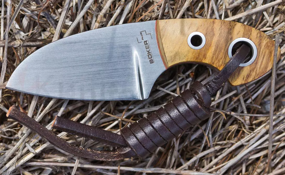 Boker Plus Voxknives Gnome Neck ቢላዋ ከቦከር ጋር በመተባበር ከሠራው ከዴንማርክ ጌታ ጃስፐር። ‹Gnome› ትንሽ ነው ፣ ግን በጣም ክብደት - 47 ግራም በእጅዎ በጥሩ ሁኔታ ተኝቶ ይህ ፍርፋሪ በእጅዎ መዳፍ ውስጥ እንዲጠፋ አይፈቅድም። የቢላዋ ርዝመት በትንሹ ከአምስት ሴንቲሜትር የሚበልጥ ሲሆን ውፍረቱ 3.5 ሚሜ ያህል ነው። ይህ ለባለቤቱ ቢላዋ እንደ ጠንካራ ፣ አስተማማኝ ማቆሚያ የመጠቀም አማራጭን ይሰጣል።