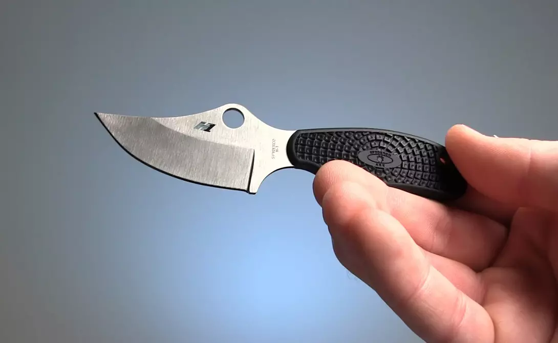 Spyderco ARK Spyderco ከሞላ ጎደል ፍጹም የሆነ “አንገት” ቢላዋ አውጥተዋል -አርክ ትንሽ ነው ፣ ግን በጣም የሚይዝ - በእሱ እርዳታ የሚያበሳጭ ውሻን መዋጋት እና ስልክዎን በበር በር ውስጥ መከላከል ይችላሉ። ለረጅም ጊዜ ሥራ Spyderco ARK ፣ በእርግጥ ፣ ተስማሚ አይደለም - እጅ ይደክማል። ግን ለተቃዋሚው ለመብረቅ ፈጣን ምላሽ - ልክ ነው።