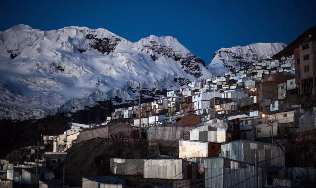 Musha wakavakwa pakakwirira zvinoyevedza zvemakiromita akati wandei uye wakarara mumumvuri weBella Durmiente - iyo Sleeping Runako glacier.