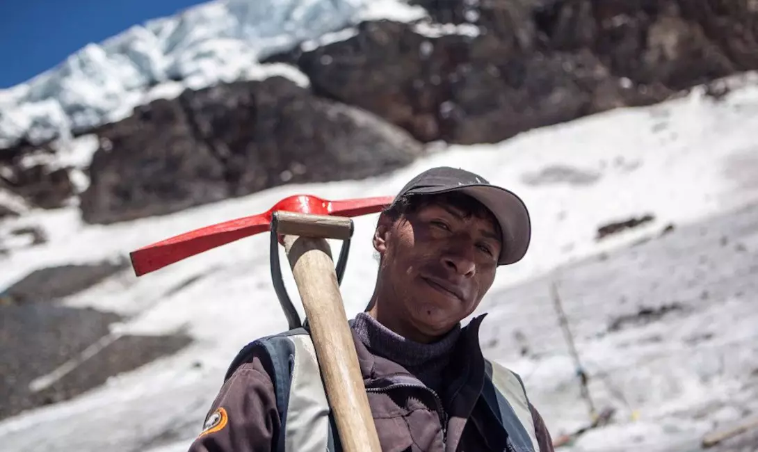 Ang karamihan ng populasyon ay binubuo ng maasahin sa mabuti mga taga-Peru, bawat isa sa kanila ay nangangarap na yumaman sa mga minahan ng ginto. Walang tradisyonal na suweldo dito: ang lahat ng mga manggagawa ay maaaring mag-angkin ng bahagi ng ginto na minahan sa minahan.