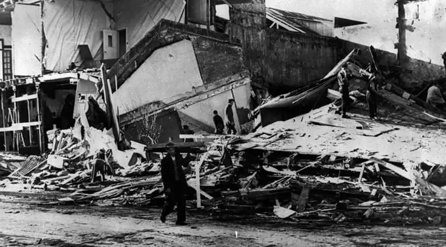 Valvidia Il 22 maggio 1960, un terremoto di magnitudo 9,5 fece a pezzi la città cilena di Valvidia. Il terremoto più potente della storia, la cui forza è stata di ben 178.000.000.000 di tonnellate equivalenti di tritolo, ha causato decine di migliaia di vittime.