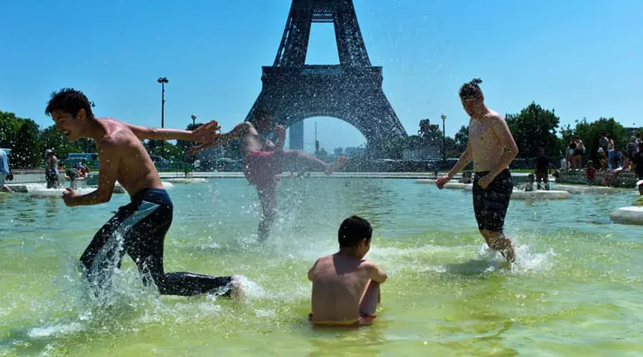 Ondata di caldo in Europa Alla fine dell'estate 2003, le temperature in Europa sono balzate a 40 gradi Celsius. La Francia ha sofferto di più, poiché i suoi abitanti semplicemente non avevano idea di come sfuggire al caldo anormale. Nei due mesi successivi, il bilancio delle vittime è stato di oltre 70.000, con colpi di calore e infarti come le principali cause di morte.