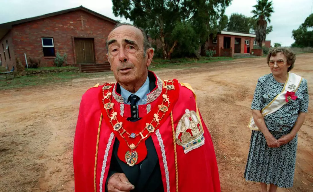 Kepemimpinan Hutt River Australia Kulawarga petani mutusake golek negara dhewe amarga pamrentah Australia ngencengi sekrup. Dhuwit dhewe, prangko lan judhul sing bisa dituku saben wong sugih. Wong-wong lanang saka Kali Hutt nglawan negara kasebut sajrone pirang-pirang dekade, nganti sing pungkasan dheweke bosen. Saiki anggota kulawarga Casley (pendiri kepala sekolah) ora prelu mbayar pajeg.