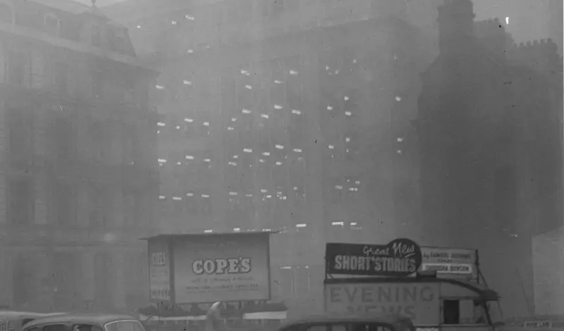 The Great Smog frá 1952 Frábært dæmi um áhrif iðnbyltingarinnar á umhverfið. Hin mikla reyk í London drap 4.000 manns á aðeins einu kvöldi og afleiðingar þessa mannskæða hamfarar réðu Bretum í nokkra áratugi til viðbótar. Á hinn bóginn, þökk sé þessari hörmung, samþykkti þing landsins lög um hreint loft sem hafa engar hliðstæður í neinu öðru landi.