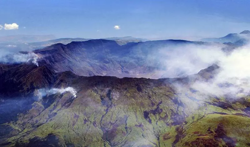 Un año sin verano En abril de 1815, entró en erupción el volcán Tambora, completamente inesperado para los sismólogos. El resultado fue una enorme nube de polvo y smog que cubrió el sol. En el momento de la erupción, murieron unas mil personas, pero las consecuencias fueron mucho más espantosas. La erupción volcánica provocó el cambio climático más severo en la historia de la humanidad. La nieve cayó durante los meses de verano y América se sumergió en la oscuridad de la Edad Media. Sin embargo, también hubo ventajas. Fue en este verano nevado cuando se inventó la bicicleta y Mary Shelley inventó su Frankenstein.