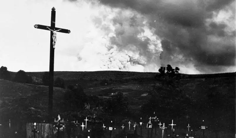 Invazija zmija U travnju 1902. još je jedna vulkanska erupcija imala neočekivane posljedice. Ćelava planina s pogledom na Saint-Pierre na Martiniku zapravo se smatrala neaktivnim vulkanom. Stotinama godina divovske zmije mirno su živjele na njegovim padinama. Pepeo i miris sumpora istjerali su ih iz svojih rupa izravno u grad, gdje su zmije, uplašene, ubile 50 -ak ljudi i nekoliko životinja. Još gore, navečer, kad se sve smirilo, vulkan je ponovno oživio i preplavio cijeli grad lavom. Od 30.000 stanovnika preživjela su samo dva.