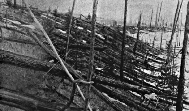 Tunguska loftsteinn 30. júní 1908 féll risastór loftsteinn til jarðar. Áfallbylgjan hjó niður nokkur þúsund tré. Þessi sprenging, sem vísindamenn eru enn að halda því fram, var 1000 sterkari en atómsprengjan varpaði á Hiroshima.