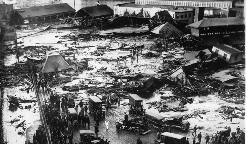 Boston Treacle Flood Óvenjulegasta flóð sögunnar varð í Boston. Stór, virkilega risastór geymir fullur af hráefni til að láta melass springa: Írska og ítalska hverfið var bókstaflega grafið undir ótrúlega mikið af klístraðri melassi. 21 lést, 150 særðust alvarlega.