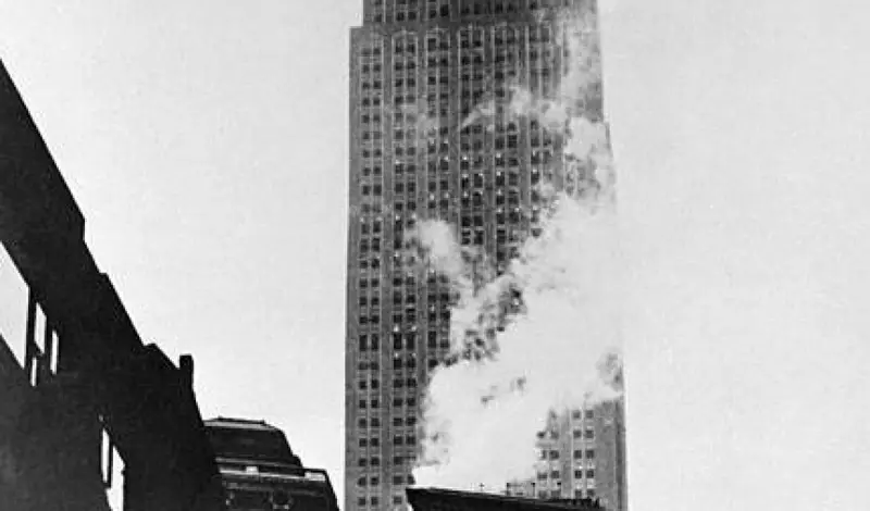 Nezgoda u Empire State Buildingu Maglovitog dana u srpnju 1945. jedan od bombardera američke vojske srušio se na Empire State Building. 15 osoba je poginulo na licu mjesta, motor aviona se zabio u okno lifta, što je izazvalo eksploziju.