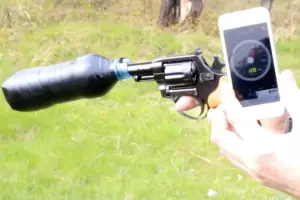 Un colpo di pistola può essere attutito con un cuscino o una bottiglia. Verificando il mito nel video