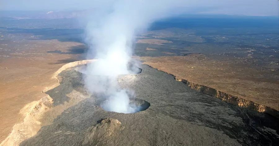 A erupción do volcán volcán Dabbahu rompeu o seu eterno sono a principios do 2005. A erupción foi tan poderosa que iniciou todo un período de intensa actividade sísmica en toda a rexión. A codia terrestre estaba cuberta de gretas que se estendían rapidamente cara ao sur. En poucos días formouse a fisura máis extensa, cuxa lonxitude é de 60 km. De bordo a bordo agora corre 8 metros, mentres que a profundidade caeu 4 metros.