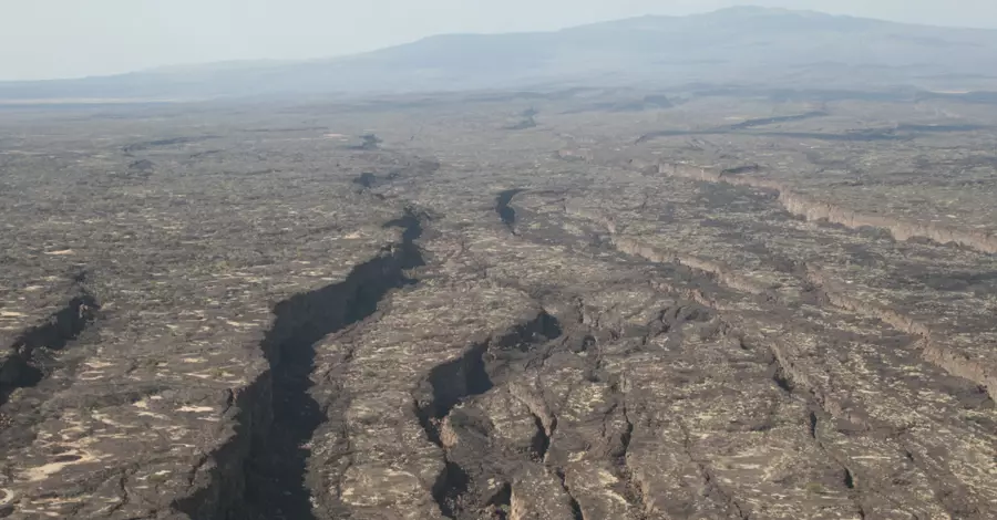 O rápido crescimento Afar reuniu geólogos de todo o mundo. Nos próximos meses após a erupção do Dabbahu, a região foi coberta por centenas de fissuras, a terra afundando imediatamente a uma profundidade de cem metros. Os cientistas foram capazes de observar em primeira mão como o magma quente sobe das profundezas do planeta, formando o que acabará se tornando o fundo do oceano de basalto.