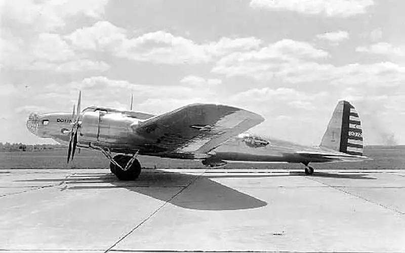 Fyrsta gerð flugvélar Boeing, gerð 299, hét Model 299 og fékk síðar nafnið B-17. Sem hluti af útboði á vegum flughers bandaríska hersins (framtíðar flughers Bandaríkjanna) var smíðað sprengjuflugvél sem gæti flogið hraðar en 200 mílur á klukkustund með miklum farmi af sprengjum. Verkfræðingar Boeing gátu unnið keppnina vegna þess að þeir voru þeir einu meðal allra keppenda sem settu upp fleiri en tvær vélar á frumgerð sinni.