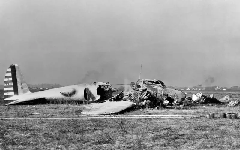 A várlevegő összeomlása A pályázat keretében létrehozott bombázók összehasonlító tesztjein a B-17 könnyen megkerülte versenytársait, rekordokat döntve mind sebességben, mind hatótávolságban. A Boeing azonban szerencsétlen körülmények miatt elvesztette a megrendelést, amely gyakorlatilag a kezében volt. Október 30 -án a pilóták technikai hibát követtek el, amely életükbe került - a gép a földre zuhant és leégett.