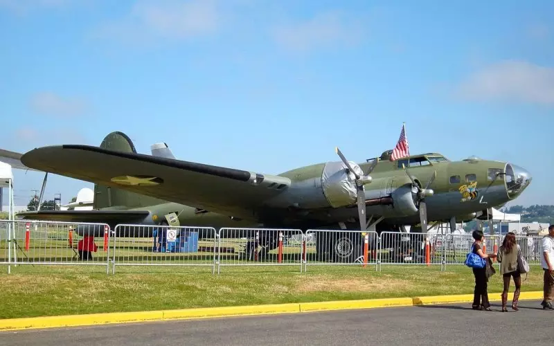 Ngemuva kweMpi Yesibili Yomhlaba Ekupheleni kweMpi Yesibili Yomhlaba, amaSuperfortress kanye neBoeing B-52 amabhomu amakhulu asindayo angena embuthweni we-US Air Force, afaka iFlying Fortress endaweni yayo. Ngenkathi impi inqotshwa, ama-B-17s aqala ukubamba iqhaza ekulweni ezindaweni zaseKorea, Israel naseVietnam. Okwamanje, kunezindiza ezingaba yikhulu ze-B-17 emhlabeni.