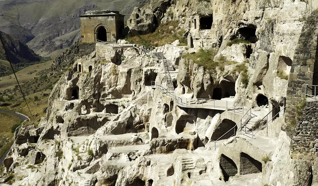 Vardzia Georgia V poznih 1100 -ih je kraljica Tamara odredila gradnjo podzemnega svetišča, da bi ljudi zaščitilo pred napadom mongolskih hord. Trdnjava je bila zgrajena na pobočju gore Erusheli: 13 stopenj, 6000 stanovanj, prestolna soba in cerkev z zvonikom.