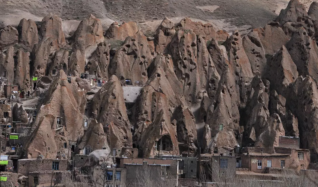 Kandovan איראן די Kandovan קאַוועס האָבן שוין ינכאַבאַטאַד פֿאַר זיבן סענטשעריז. פֿון אלטע דוועלינגז, זיי האָבן יוואַלווד אין מאָדערן האָמעס. נעמען אַ נעענטער קוק: איצט עס זענען פּלאַסטיק פֿענצטער, מאַכט ווירעס, טירן, קוימען און אפילו אַ גערער.