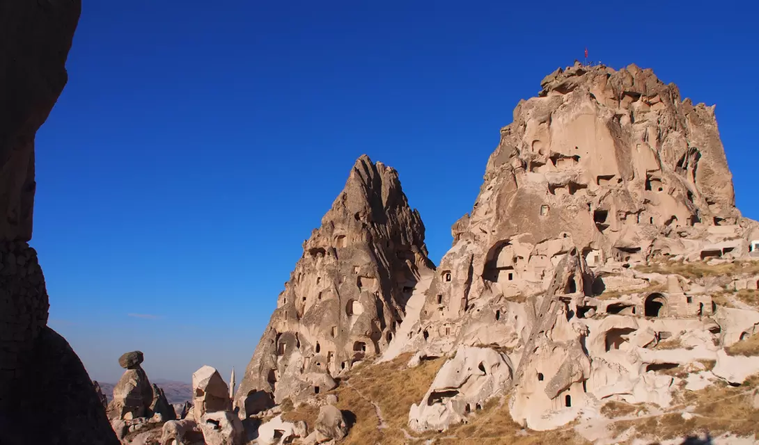 Uchisar Turkey Ntau pua chav me me tau muab txiav rau hauv qhov nqes ntawm Mount Uchisar, qhov chaw siab tshaj hauv Cappadocia. Cov chav tau txuas nrog los ntawm qhov av thiab kab lus, tab sis feem ntau ntawm lawv tam sim no puas lawm.