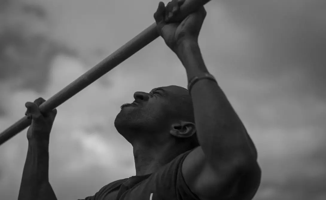 Des tractions chronométrées Et encore un exercice irremplaçable à l'entraînement. Des tractions régulières sur la barre horizontale peuvent développer votre corps sans aucun ajout, mais nous allons les compliquer un peu. Votre tâche est de faire 10 séries de 5 répétitions chacune : 7 minutes sont allouées pour tout. La pause entre les séries est de 20 secondes.