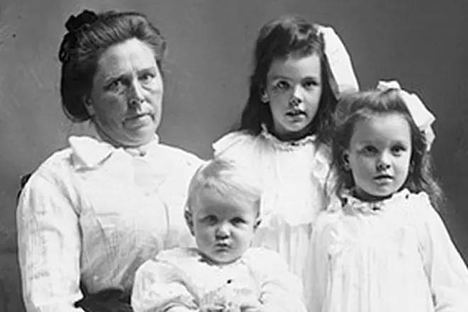 Belle Gunness Аллагын тоо: 42 Белла даатгалын шимтгэлд уруу татагдсан анхны нөхрөө тогшив. Охин итгэгчдийн толгой дээр сүх шидээд, дараа нь сонинд зар тавьжээ: залуу бэлэвсэн эмэгтэй найдвартай эр мөр хайж байна. Цагдаа нар энэ уур хилэнг таслан зогсоохоос өмнө Белла өөр дөчин эрийг илгээж чаджээ.