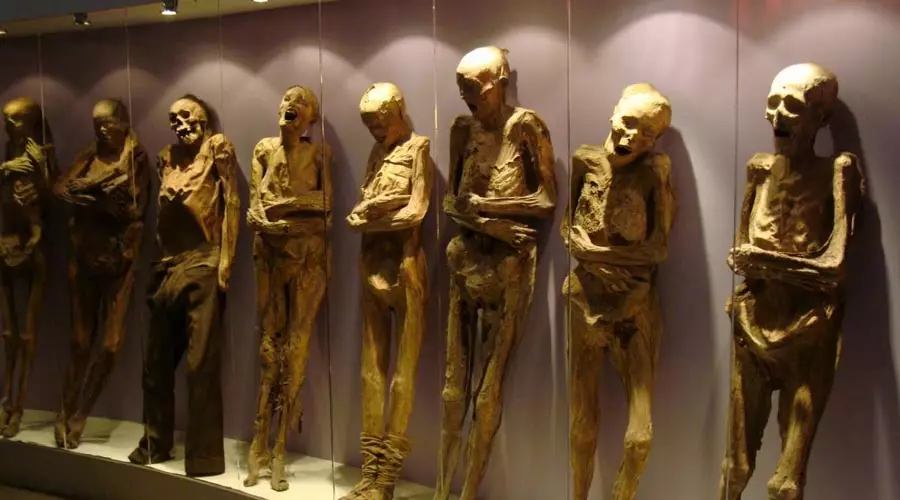 Inca mummies Noong huling bahagi ng 1550, isang opisyal ng Espanya ang nadapa sa mga Inca mummy na nakatago sa isang lihim na yungib malapit sa Peru. Ang karagdagang pananaliksik ay nagsiwalat ng iba pang mga kuweba: ang mga Indiano ay may isang buong bodega ng mga mummies - 1365 katao, na dating nagtatag ng mga pangunahing uri ng kultura.