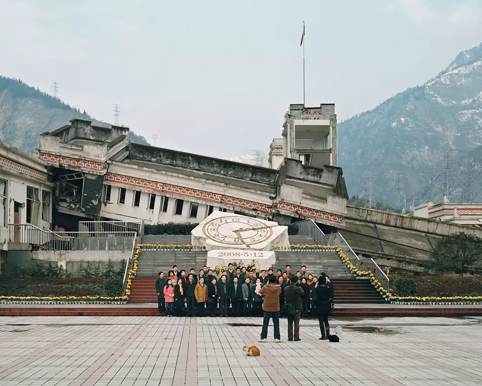 Ruine nan tranbleman tè a Sichuan, Lachin Tranbleman tè a ki pi pwisan ki te fèt sou 12 Me, 2008 nan pwovens Chinwa a nan Sichuan ak touye plis pase 69 mil moun. Plis pase 288 mil te blese, ak 18 mil yo konsidere kòm disparèt. Chif sa yo rapòte pa sous ofisyèl yo. Atis la pi popilè ak disidan Ai Weiwei te pèsekite ak arete pou piblikasyon enfòmasyon sou viktim yo ki pa tonbe nan estatistik ofisyèl, osi byen ke pou envestige koripsyon nan mitan ofisyèl lokal yo ak biznisman, ki te mennen nan konstriksyon an nan bilding ki gen tandans tranbleman tè. Nan foto a, yon gwoup touris nan vil Huankou poze devan yon lekòl elemantè, kote anviwon 250 moun te mouri, ak yon lekòl presegondè, kote 53 moun te mouri.