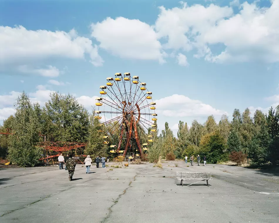 Pripyat, Ukraine Fọto naa fihan ọgba iṣere iṣere ti a fi silẹ ni ọkan ninu awọn ilu iwin olokiki julọ ti Pripyat ni ariwa Ukraine loni. Olugbe ti ilu naa ni a yọ kuro ni iyara lẹhin ijamba ni ile -iṣẹ agbara iparun Chernobyl, eyiti o wa ni ibuso 3 lati ilu naa. Lẹhin imukuro awọn abajade ti ijamba naa, Pripyat di a ti fi silẹ patapata, eyiti o ṣe ifamọra awọn onijakidijagan ti irin -ajo nla lati gbogbo agbala aye. Ni ọdun 2009, Forbes pe orukọ ohun ọgbin agbara iparun Chernobyl ni aaye nla julọ fun irin -ajo lori Earth. Titi di aarin-ọdun 2011, awọn irin-ajo ni a ṣe ni ifowosi ni ayika agbegbe iyasoto Chernobyl. Gbogbo awọn alejo si agbegbe naa ni a le pin si awọn ẹka pupọ: awọn onimọ-jinlẹ ajeji, awọn oniroyin agbegbe ati ajeji, awọn ti o lo lati gbe nibi ati wa si awọn ibojì ti awọn ololufẹ, ati awọn ti o kan fẹ lati nifẹ si awọn oju-ilẹ lẹhin-apocalyptic, eyiti, sibẹsibẹ, pọ ni ọpọlọpọ awọn ilu miiran ti USSR iṣaaju.