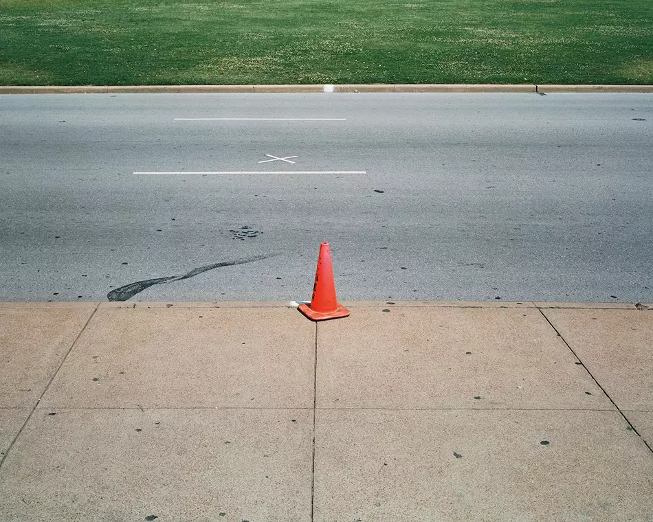 Dealey Plaza, USA Dealey Plaza jẹ agbegbe kan ni Dallas, Texas, nibiti a ti pa Alakoso John F. Kennedy ni Oṣu kọkanla ọjọ 22, ọdun 1963. Ni ọdun 1993, Dealey Plaza ti jẹ ami -ilẹ Itan -akọọlẹ Orilẹ -ede Amẹrika. Eyi ni a ṣe lati le ṣetọju gbogbo awọn aaye itan ati awọn ile ti o ni ibatan si awọn iṣẹlẹ iṣẹlẹ wọnyẹn. Loni, Dili Plaza jẹ aaye fọtoyiya olokiki fun awọn aririn ajo. Awọn irekọja funfun meji lori idapọmọra samisi awọn aaye nibiti awọn ọta ibọn apaniyan ti de ọdọ Alakoso. O ṣee ṣe lati ṣe iṣiro wọn ọpẹ si gbigbasilẹ fidio olokiki ti ẹlẹri Abraham Zapruder. Lori ilẹ kẹfa ti ile idogo iwe, lati ibiti, ni ibamu si ẹya osise, apaniyan Lee Harvey Oswald ti n yinbọn, ile musiọmu kekere wa. Ipaniyan ti Kennedy jẹ ọkan ninu awọn aṣiri akọkọ ti ọrundun 20 paapaa lẹhin diẹ sii ju idaji orundun kan. Gẹgẹbi awọn idibo, nipa 60% ti awọn ara ilu Amẹrika gbagbọ pe iku alaga jẹ abajade ti idite, ati pe 24% nikan gbagbọ pe Oswald jẹ apaniyan kan ṣoṣo.