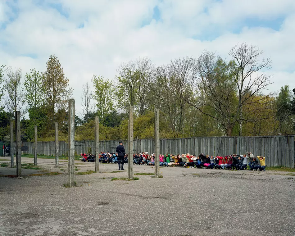 Penjara tentera Karostas Cietums, Latvia Bangunan penjara tentera, atau rumah pengawal, Karostas Cietums hampir tidak berubah sejak pembinaannya pada tahun 1900. Tempat yang suram, di mana takdir manusia hancur selama satu abad, menerima tahanan terakhir pada tahun 1997. Sejak itu, penjara Tsar telah menjadi tarikan pelancong yang sebenar, di mana rangkaian perkhidmatan yang ditawarkan bermula dari lawatan berpandu biasa ke sel penjara yang asli hingga pertunjukan teater yang sebenar, di mana para pengunjung sendiri dapat mengambil bahagian. Laman web muzium ini bahkan mencadangkan untuk mengadakan ulang tahun, majlis perkahwinan, pesta keramaian, pesta ayam dan pelbagai acara korporat di penjara.