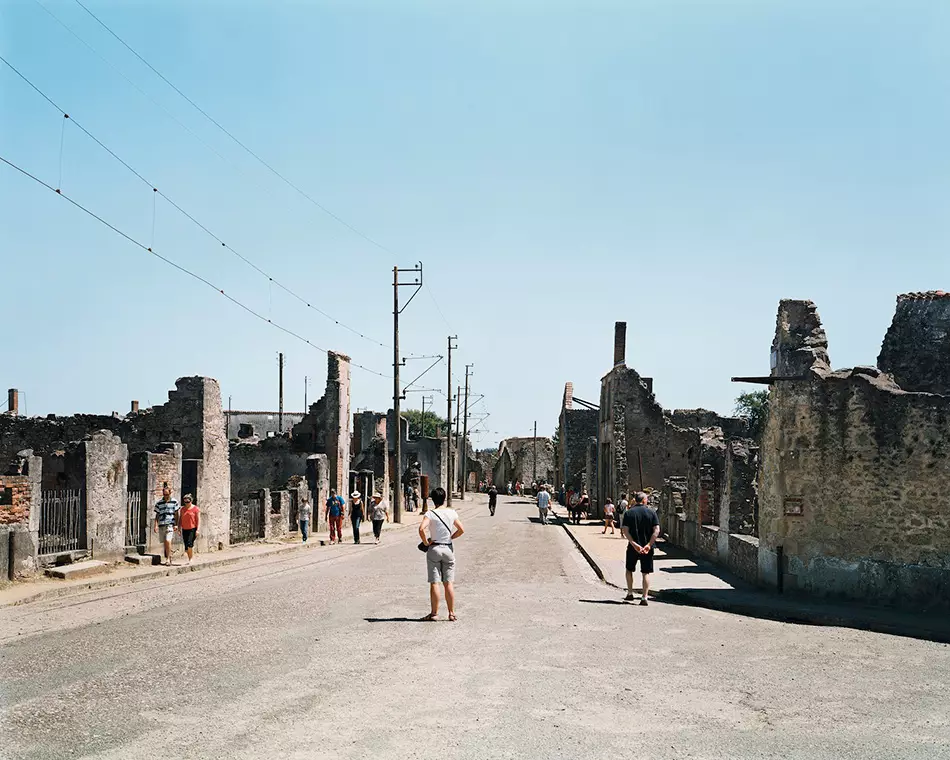 ซากปรักหักพังของหมู่บ้าน Oradour-sur-Glane ประเทศฝรั่งเศส เมืองผีอีกแห่งในรายการนี้ เช่นเดียวกับอนุสาวรีย์อาชญากรรมของระบอบนาซีอีกแห่ง จริงอยู่นี่เป็นหมู่บ้านมากกว่าเมือง ในปีพ.ศ. 2487 กองทหารเยอรมันได้ทำลายล้างอย่างสมบูรณ์ซึ่งกำลังพยายามค้นหา Sturmbannführer ของพวกเขาซึ่งถูกจับโดยพรรคพวก ชาวหมู่บ้านทั้งหมดรวมตัวกันที่ศูนย์ หลังจากนั้นผู้ชายถูกพาไปที่เพิงและยิง ผู้หญิงและเด็กถูกขังอยู่ในโบสถ์และจุดไฟเผา ยิงผู้ที่พยายามจะออกไป ชาย 197 คน ผู้หญิง 240 คน และเด็ก 205 คน เสียชีวิต ชาย 5 คน และหญิง 1 คนรอดชีวิต หลังสงคราม ในปี 1953 ทหาร 65 คนจาก 200 นายที่เข้าร่วมในการสังหารหมู่ถูกทดลอง แต่หลายคนถูกนิรโทษกรรมในเวลาต่อมา จากการตัดสินใจของ Charles de Gaulle หมู่บ้านได้รับการประกาศให้เป็นศูนย์ที่ระลึกซากปรักหักพังของมันถูกทิ้งไว้สำหรับการสั่งสอนของลูกหลาน