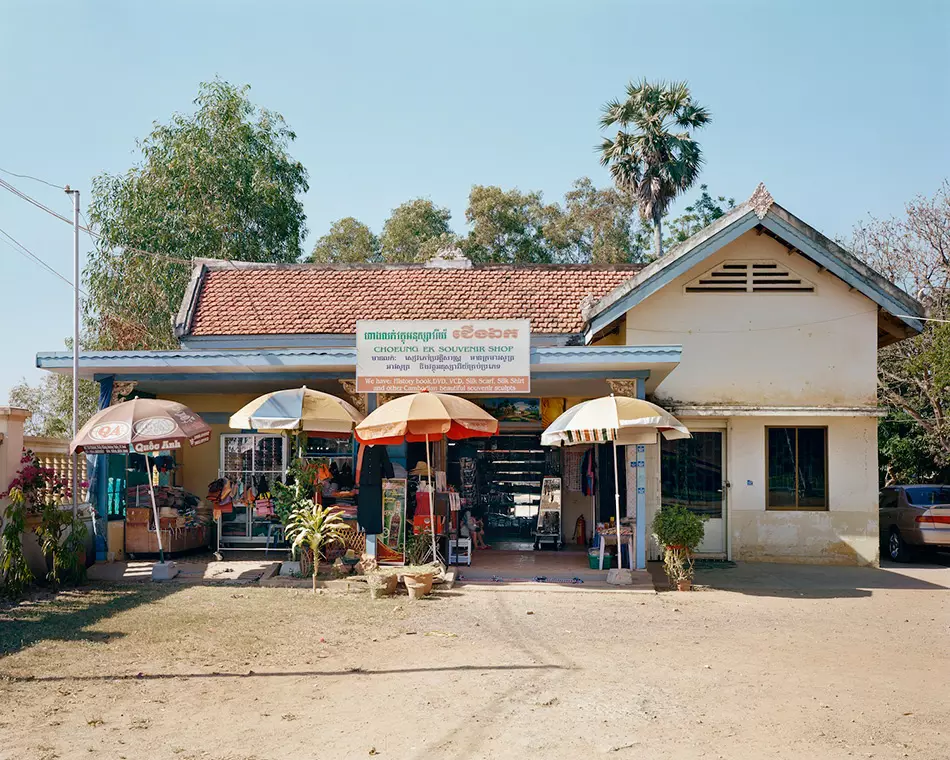 Killing Fields, Kemboja Choeng Ek - sebuah tapak bekas taman anggrek dan tanah perkuburan Cina 17 kilometer di selatan ibu kota Kemboja Phnom Penh - yang paling terkenal dari apa yang disebut Killing Fields, di mana rejim Khmer Merah - sebuah gerakan agraria komunis - dilaksanakan kira-kira 17,000 orang antara tahun 1975 dan 1978. Selepas kejatuhan rejim, 8,895 mayat ditemui di kuburan massal. Hari ini Choeng Ek adalah peringatan dengan kuil Buddha, dindingnya yang lutsinar dipenuhi dengan lebih dari 5 ribu tengkorak manusia. Selain kuil, tarikan pelancongan ini mempunyai lubang dari mana mayatnya digali. Tulang manusia masih dapat dilihat di lumpur. Semasa pemerintahan Khmer Merah, menurut pelbagai sumber, 1 hingga 3 juta orang terbunuh. Dalam foto - kedai cenderamata.