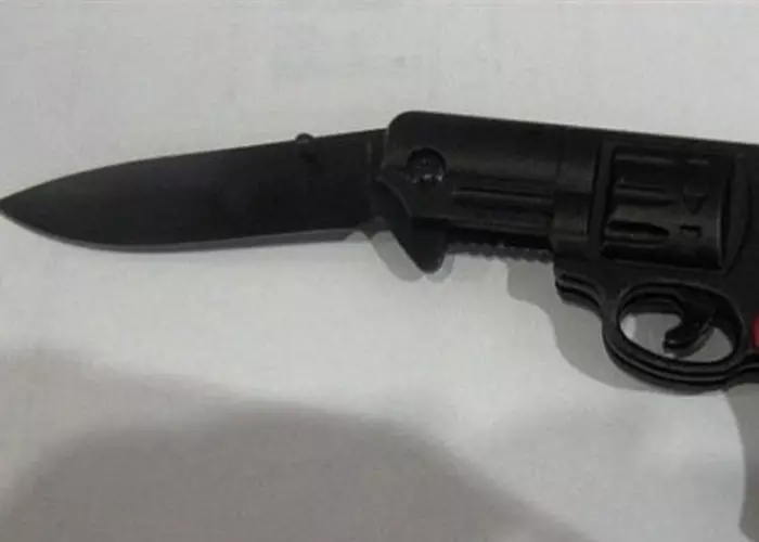 Pistol pisau Tidak boleh mengambil pisau atau pistol dalam pesawat? Baiklah, saya akan membawa pistol pisau kegemaran saya. Secara rasmi, logik penumpang sudah tentu betul.