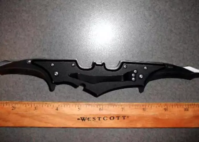 Ndị ọrụ kọstọm Batarang chọtara ezigbo Batman, na -ekpe ikpe site na ngwa dị n'akpa ya. Nwoke ahụ na -ebu iri na abụọ nke ihe egwuregwu ụmụaka a n'ahụ ya.