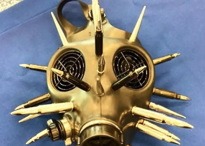 Gasmaske Und das ist ein Artefakt eines glühenden Verehrers von Mad Max. Es gibt kein Verbot, eine Gasmaske mit in die Flugzeugkabine zu nehmen - nur die an der Maske befestigten Patronen erwiesen sich als echt.