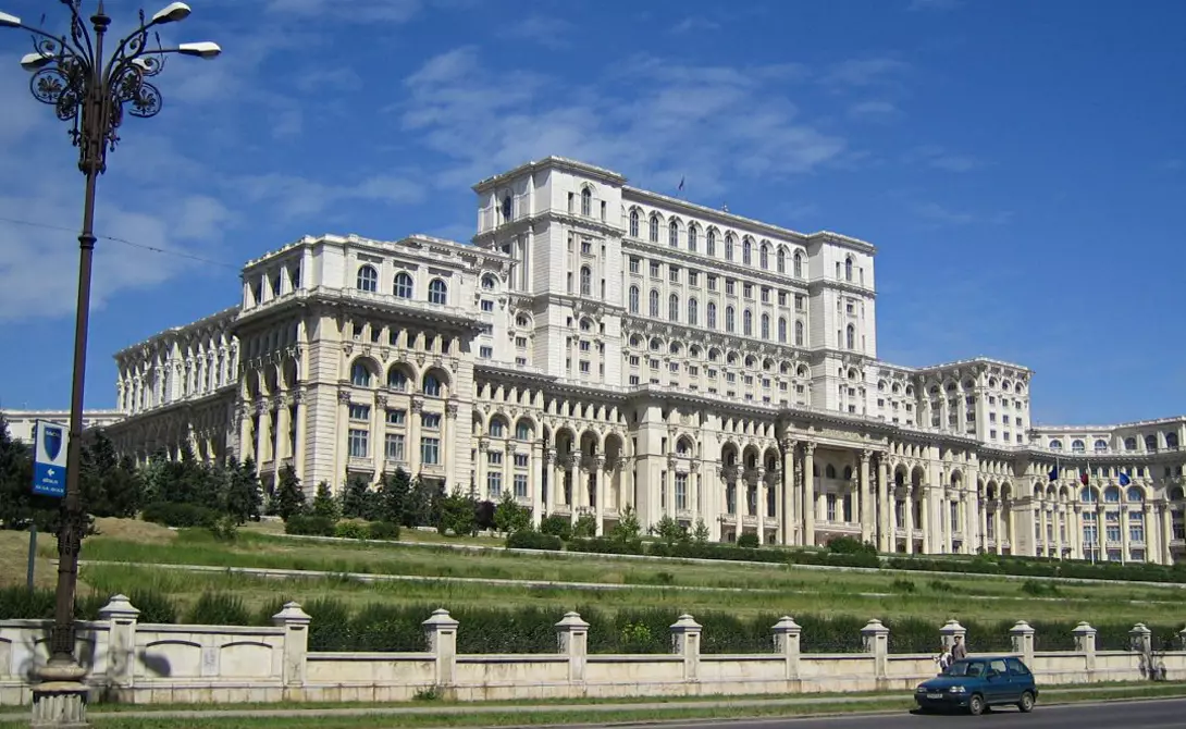 Palacio del Parlamento rumano Bucarest El edificio administrativo más grande del mundo se encuentra en Bucarest; aquí se encuentra el parlamento del país. Construido bajo el odiado dictador Nicolae Ceausescu, es tan grande que es simplemente difícil fotografiarlo de una vez. El palacio fue creado en 1984, el arquitecto prefirió el estilo neoclásico. Para la construcción del parlamento, hubo que demoler 1/5 de todos los edificios históricos en el centro de Bucarest.